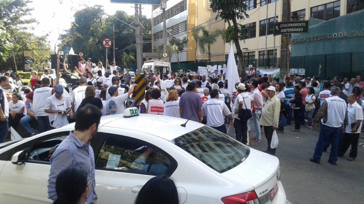 Servidores públicos realizam protesto próximo ao Hospital das Clínicas ...
