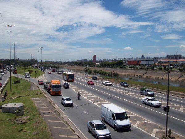 Por que a Marginal Tietê vive congestionada? Vídeo explica