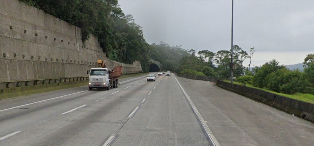 Carreta pega fogo na rodovia dos Imigrantes