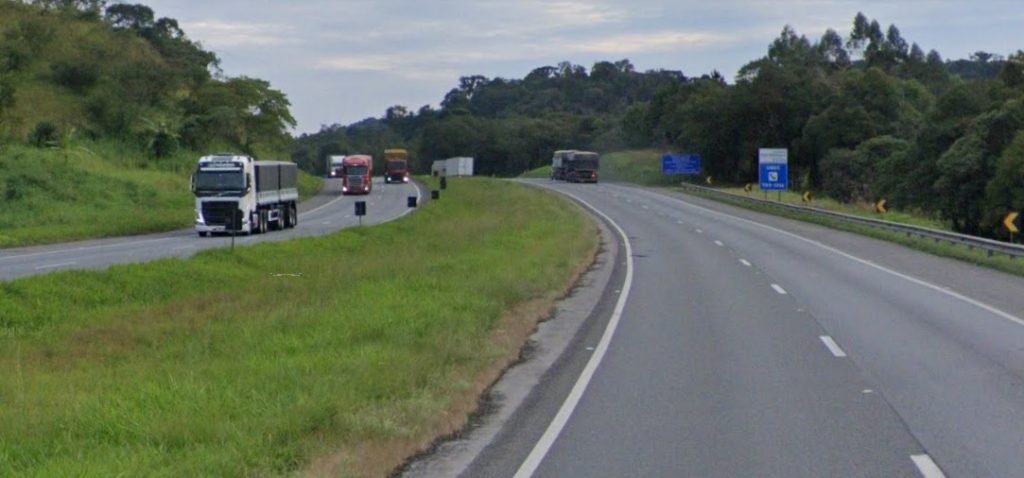 Carreta colide com barreira de concreto na rodovia Régis Bittencourt em ...