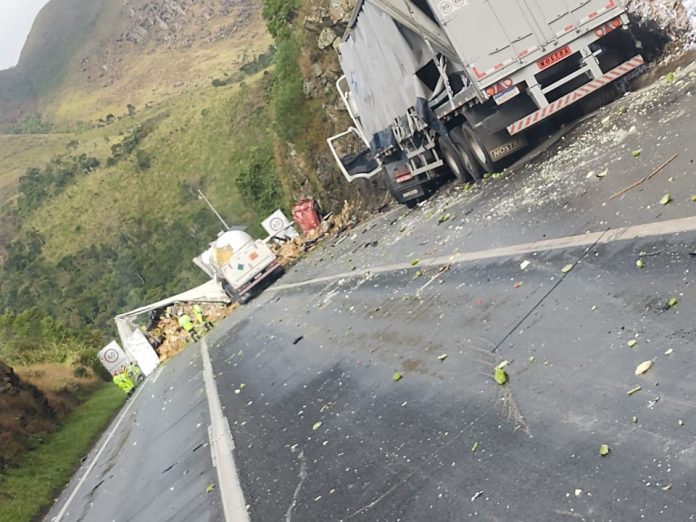 Acidente entre carretas interdita rodovia Régis Bittencourt em Barra do Turvo