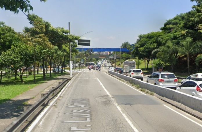 Capotamento de carro deixa um ferido na Rua Doutor Luís Aires