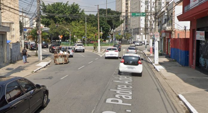 Colisão entre caminhão e moto deixa homem ferido na Rua Padre Adelino