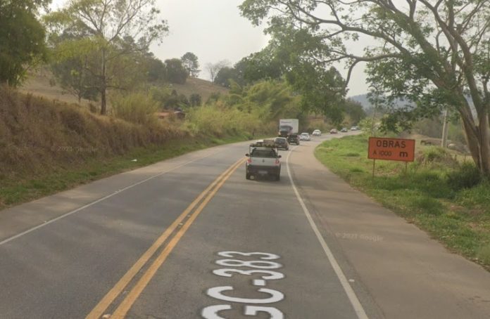Colisão entre carros interdita rodovia Oswaldo Cruz em Taubaté Colisão entre carros interdita rodovia Oswaldo Cruz em Taubaté