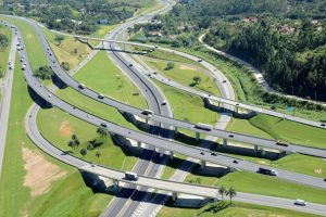 Colisão entre caminhão e automóvel deixa feridos na rodovia dos ...