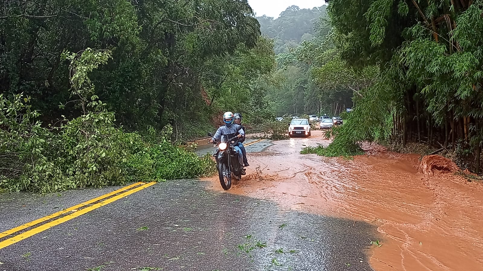 Queda de barreira bloqueia rodovia Oswaldo Cruz em Taubaté Queda de barreira bloqueia rodovia Oswaldo Cruz em Taubaté