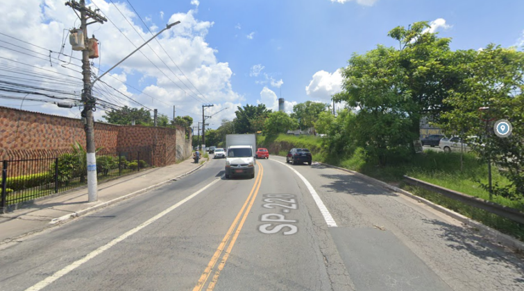 Acidente entre carro e moto na estrada de Itapecerica