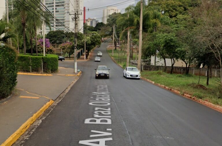 Acidente entre moto e carro na Avenida Braz Olaia Costa em Ribeirão ...
