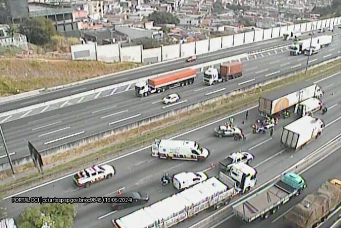 Acidente entre caminhão e moto no Rodoanel Oeste deixa uma pessoa em estado grave