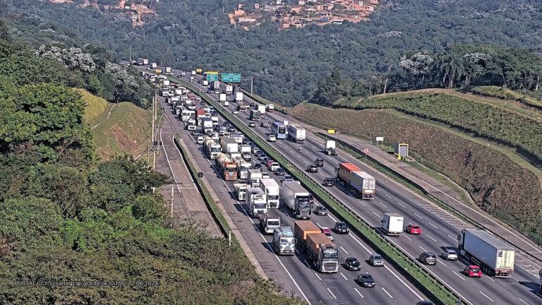 Colisão traseira entre dois caminhões no Rodoanel Oeste em Osasco