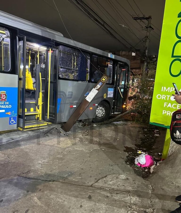 Ônibus colide com ponto de parada na Avenida Ângeli Cristianini