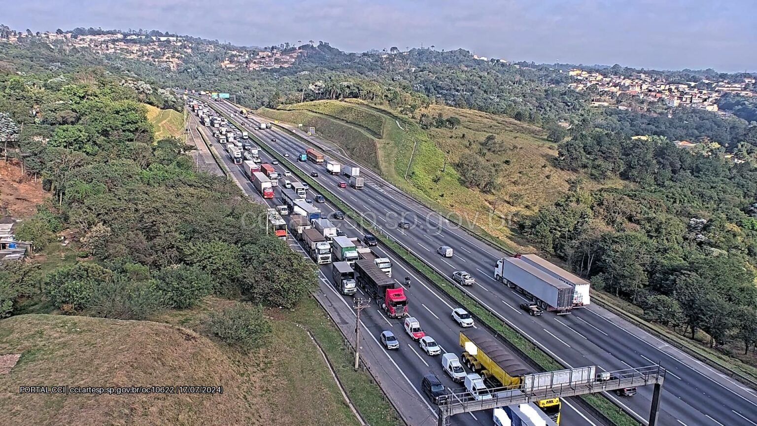 Engavetamento provoca congestionamento no Rodoanel Oeste em Osasco