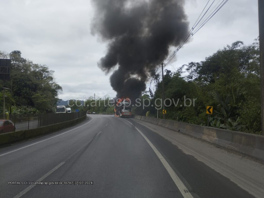 Incêndio em carreta interdita Rodovia Doutor Manuel Hipólito Rego (SP ...