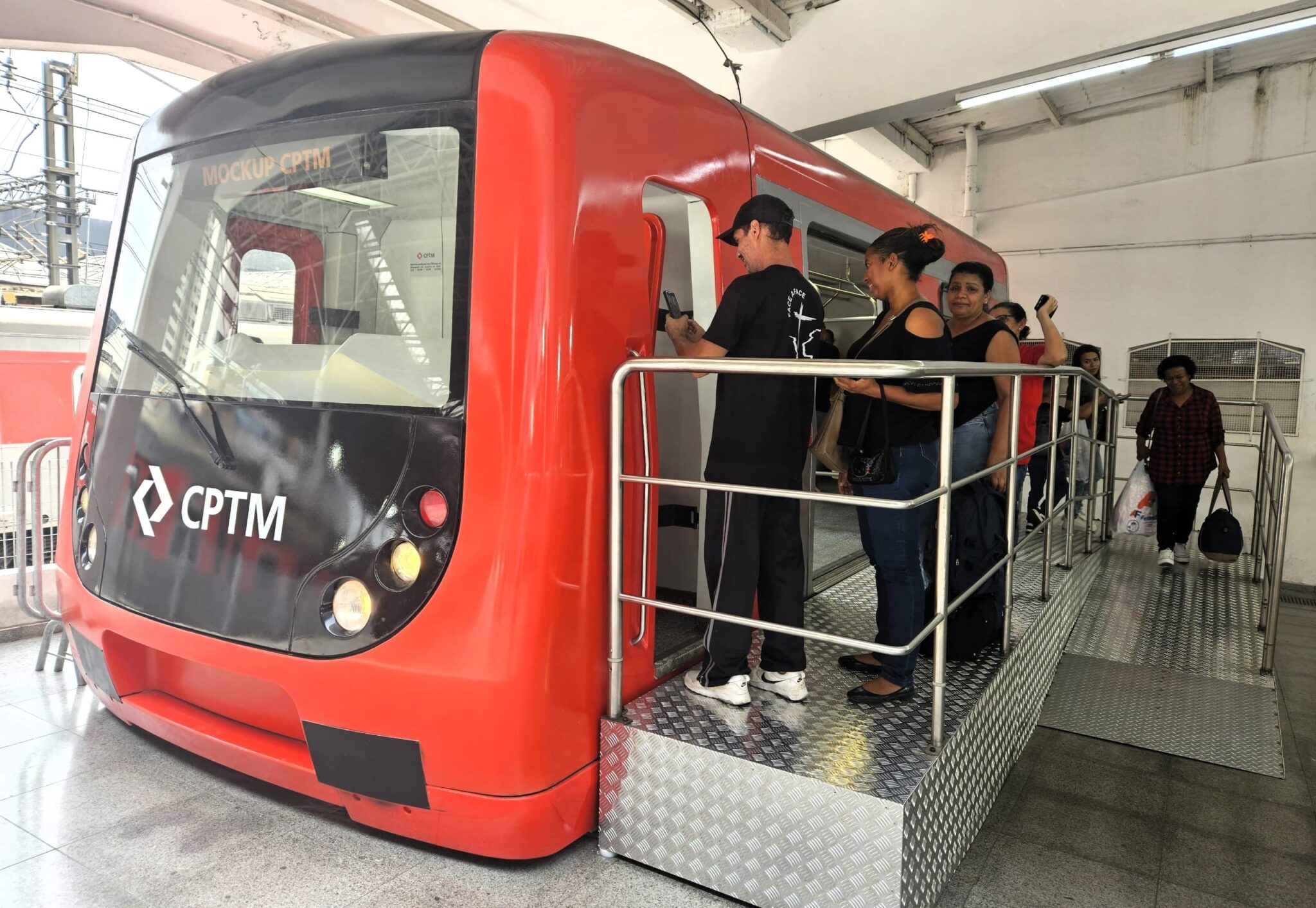 CPTM inaugura mockup de cabine de trem na Estação Brás